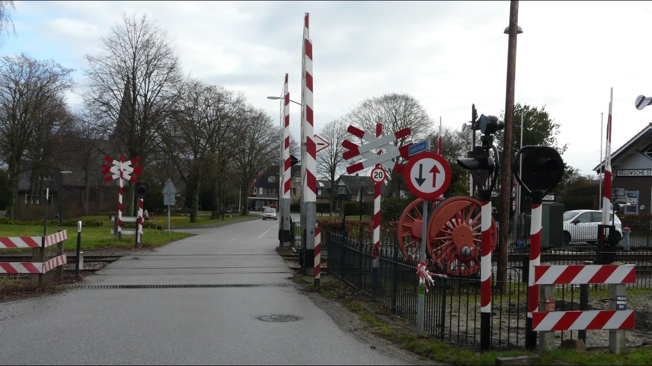 Spoorwegovergang Beekbergen (Lieren) // Dutch railroad crossing ...