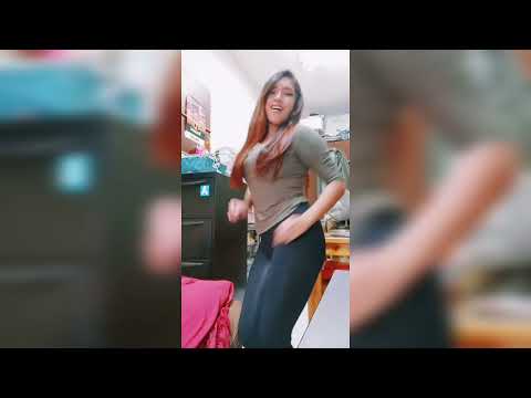 Mujer baila en leggings ajustado transparente