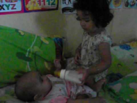 Anak Nyusuin Adiknya Sambil Bernyayi