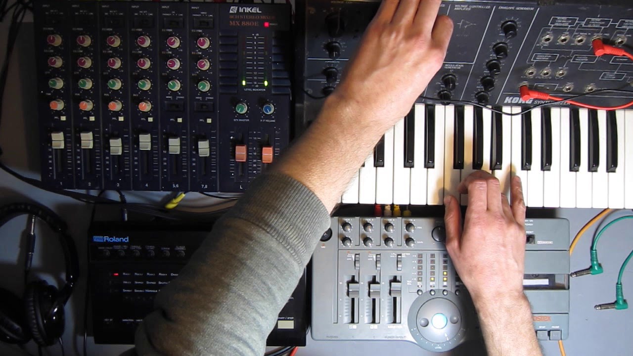 Korg Ms10 & CR1000 Synthwave 'Moon Base Sigma' Jamuary Day 22 - YouTube
