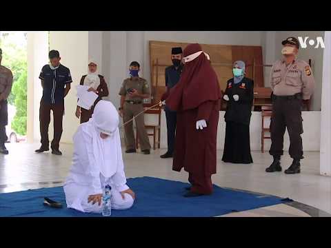 Endonezya'da Sokağa Çıkma Yasağına Uymayan Çiftin Kırbaçlanması