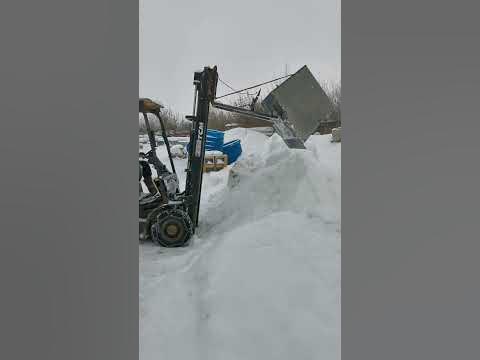 Уборка снега вилочным погрузчиком - YouTube