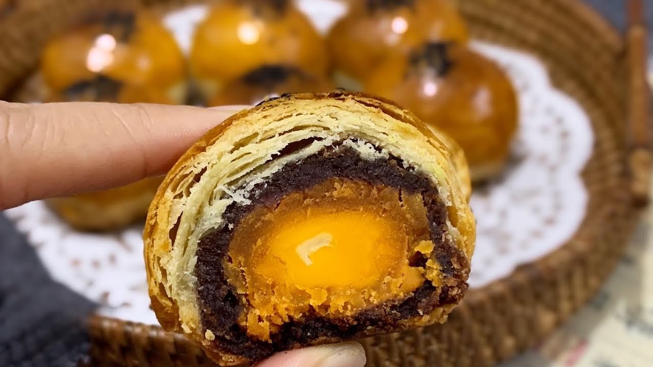 Mooncake Renyah & Rapuh // TAIWAN FLAKY MOONCAKE // Yolk Pastry - YouTube