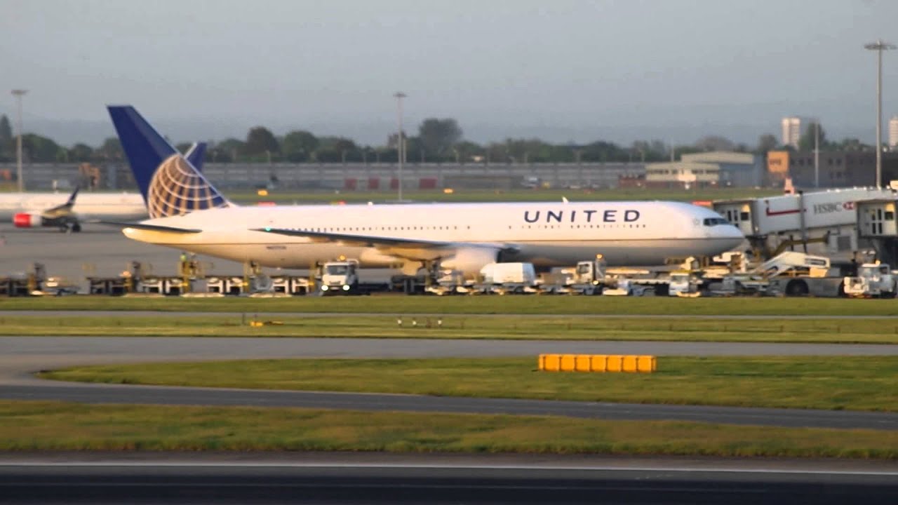 United Airlines Boeing 767-300 N657UA Pulling Into Gate At London ...