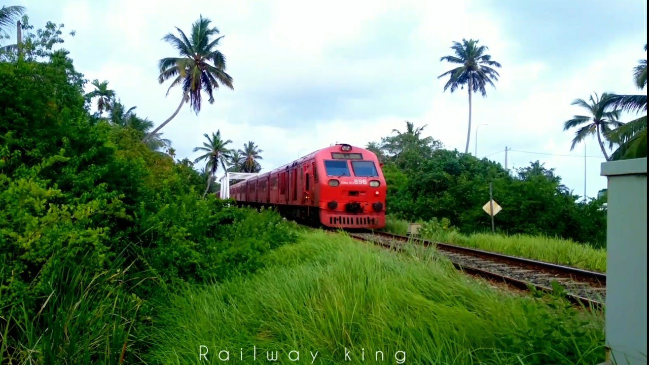 Sri lankan Railway king/// class S11 Experes train in midigama # ...
