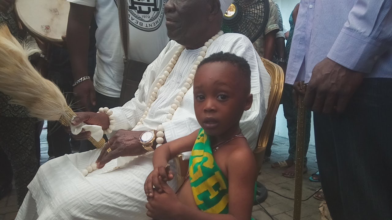 Eyo Orisa Ologede Paying Homage To Oba Onikoyi #EyoFestival - YouTube