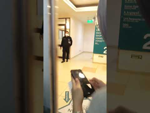 suasana didalam lift sebelum pintu dibuka