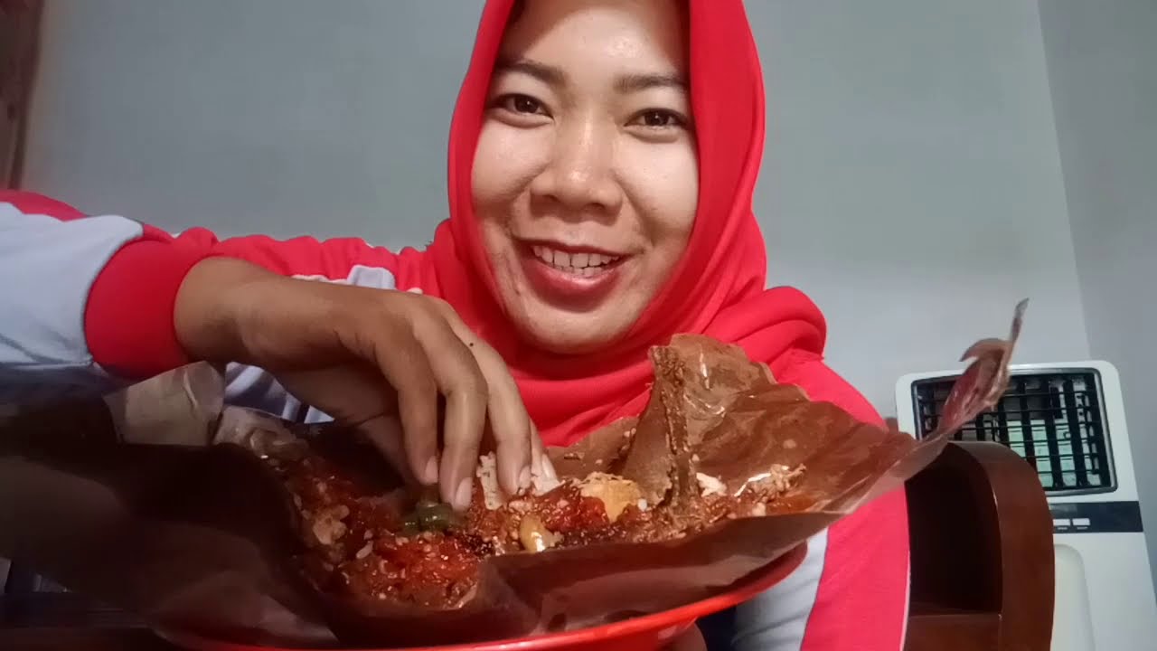 MUKBANG NASI BUNGKUS PENUH CABE - YouTube
