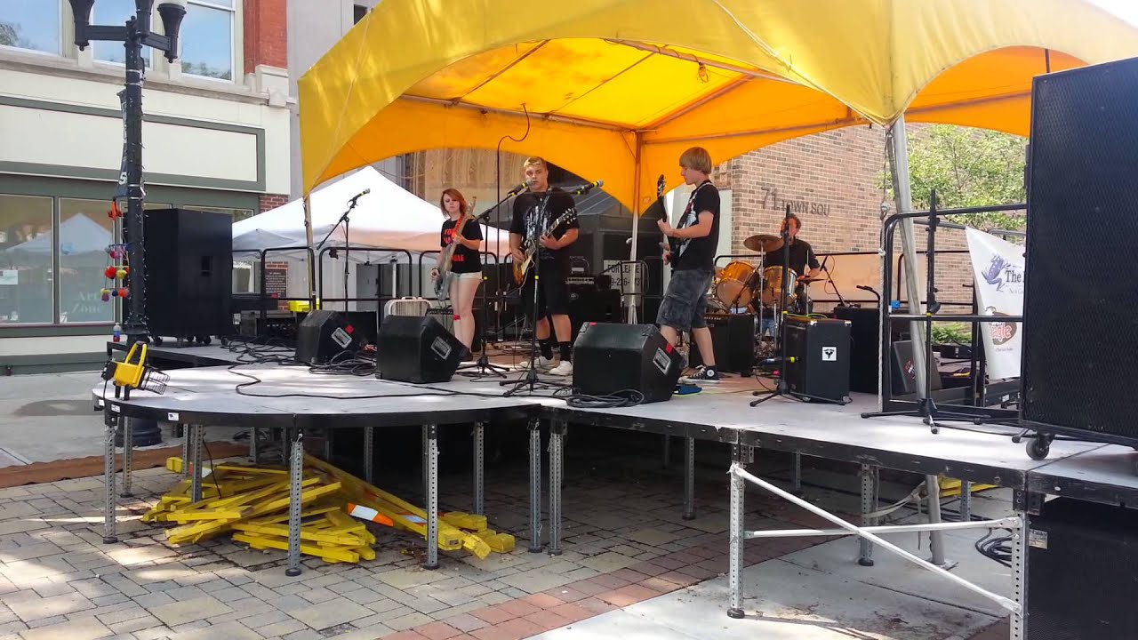 I'm a zombie/dig up her bones - YouTube