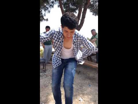 Bu cocuk döktürüyor