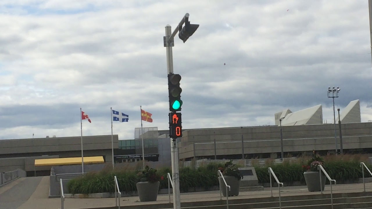 Newer Quebec City traffic lights (Laval University) - YouTube