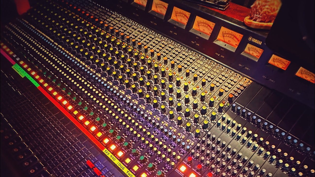 Yamaha PM2000 mixing desk from 1978 - YouTube