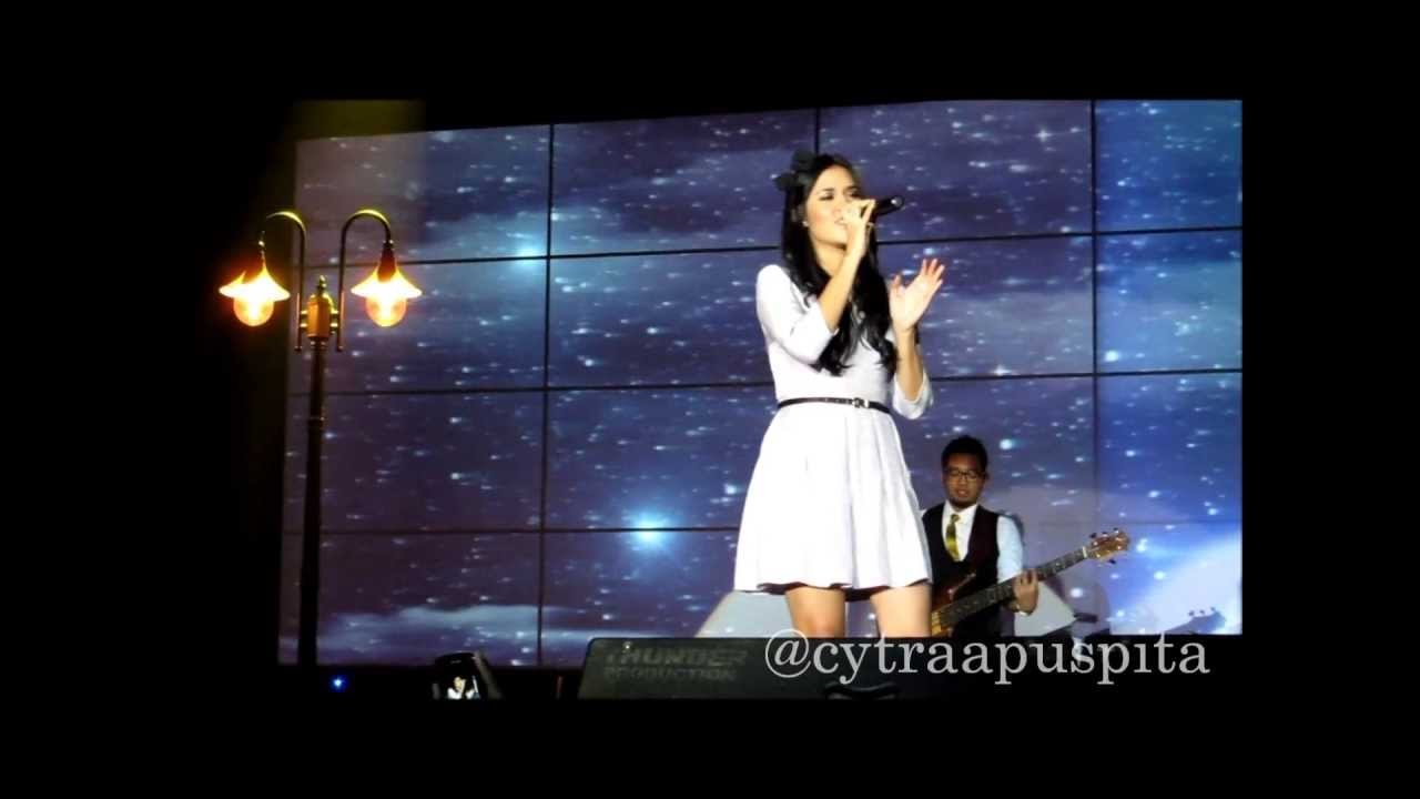 Raisa at Grand Pacific Hall Yogyakarta (28/2/13) Kahitna - Mantan ...
