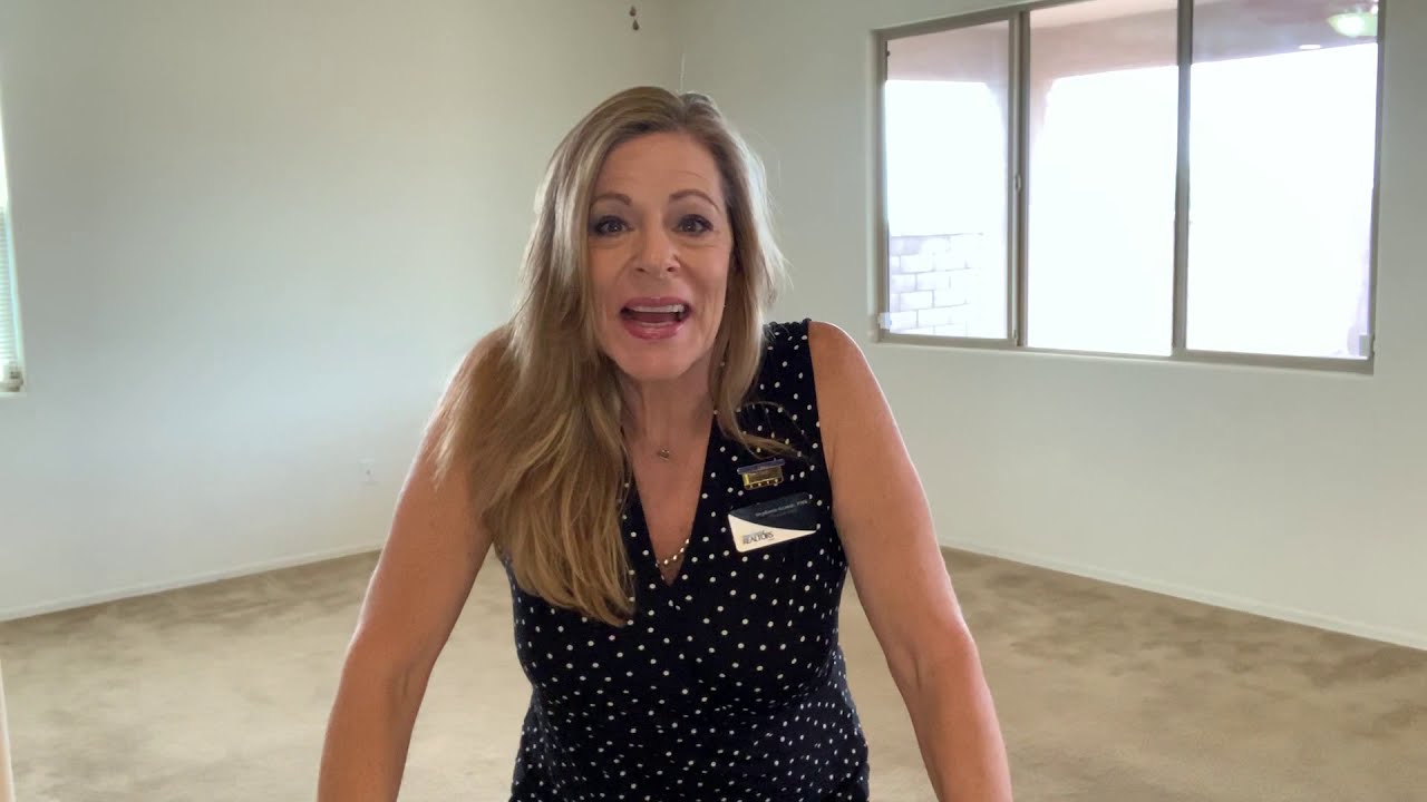 See Stephanie Grande's intro to her nextdoor neighbors - YouTube