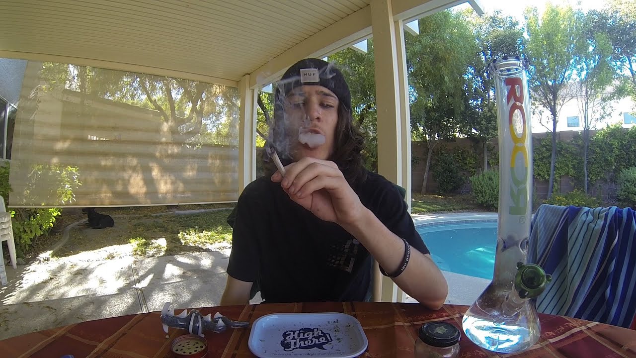 CHILL BACKYARD JOINT, BOWL, & BONG SESH! - YouTube
