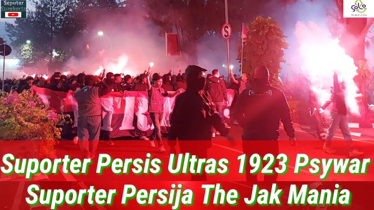 Suporter Persis Solo Vs Persija Perang Flare di Luar Stadion, The Jak ...