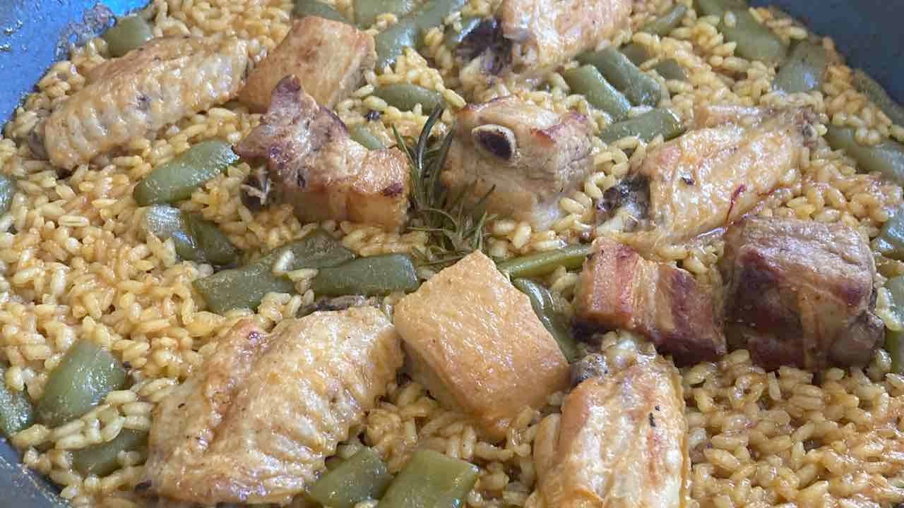 Mini paella valenciana para estudiantes - YouTube