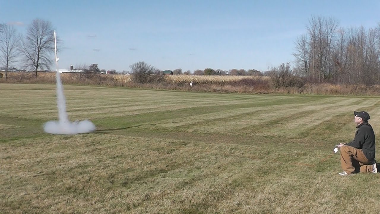 Estes Extreme 12 Maiden Launch E-12-4 Motor - YouTube