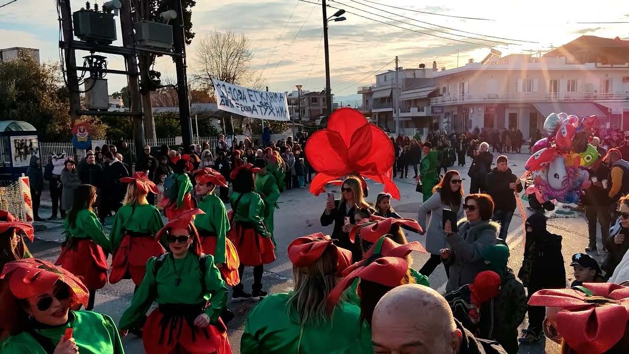 Με κέφι και φαντασία η καρναβαλική παρέλαση στη Ν. Κίο - YouTube