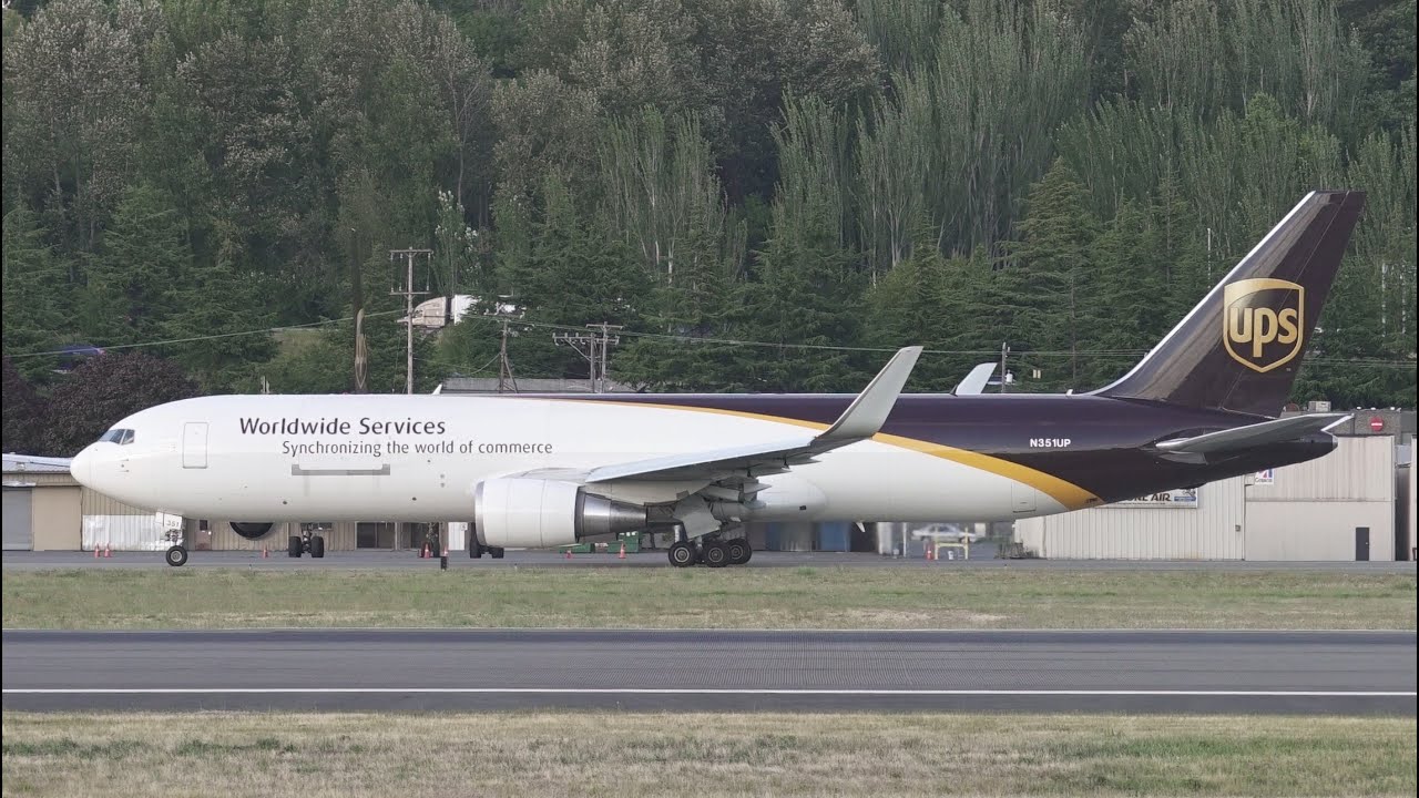 Heavy Evening UPS Activity @ Boeing Field - YouTube