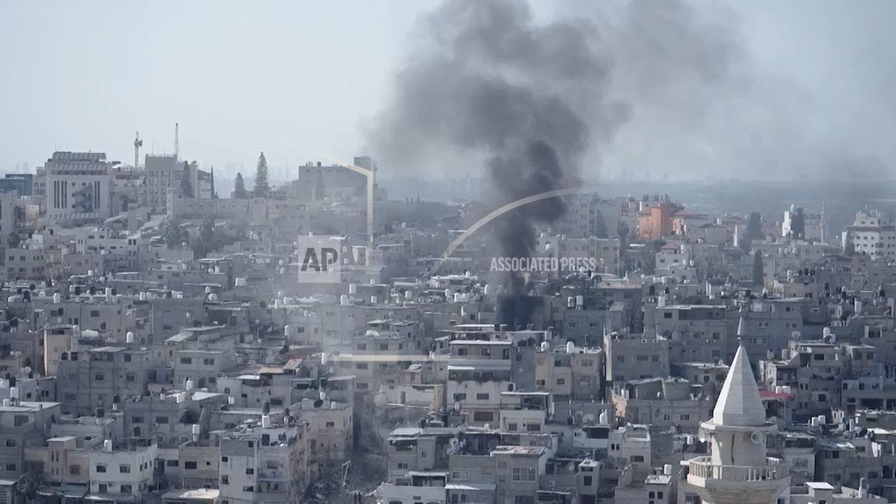 Israeli bulldozer demolishes Palestinian homes in Tulkarem refugee camp - YouTube