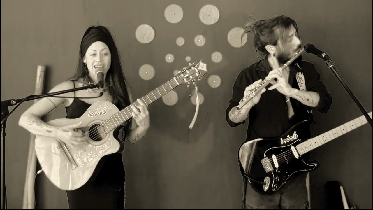 AMAKÓ - "Appletree" (Cover) Live Session - YouTube