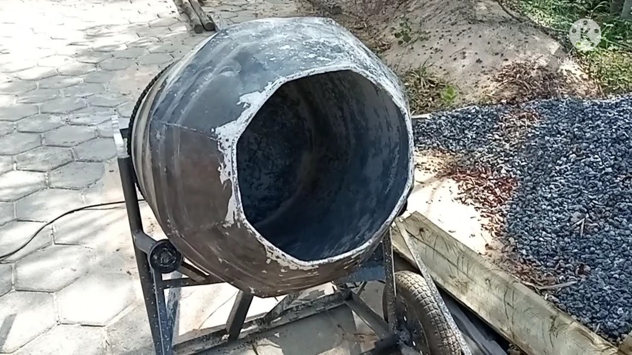 Usando a betoneira caseira - YouTube