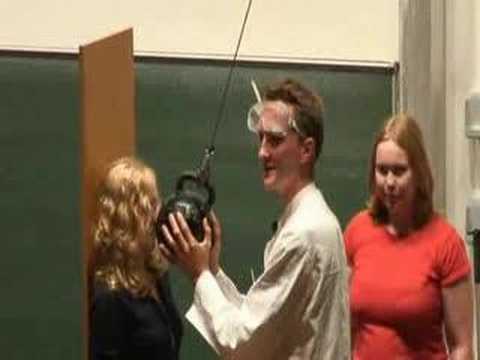 Pendulum of Death :: Physishow Uni Bonn - YouTube