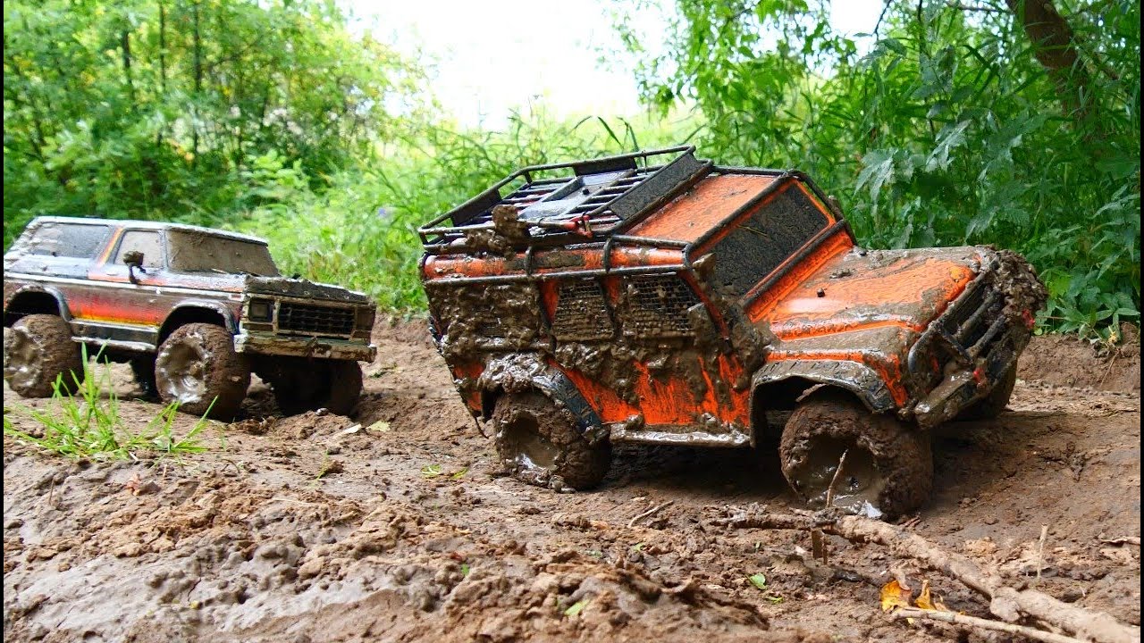 Rc cars mud off road — Land Rover Defender and Ford Bronco — Extreme ...