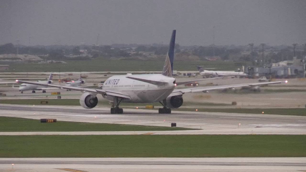 Heavy Boeing 777 Takeoff - United #881 - Chicago O'Hare Plane Spotting ...