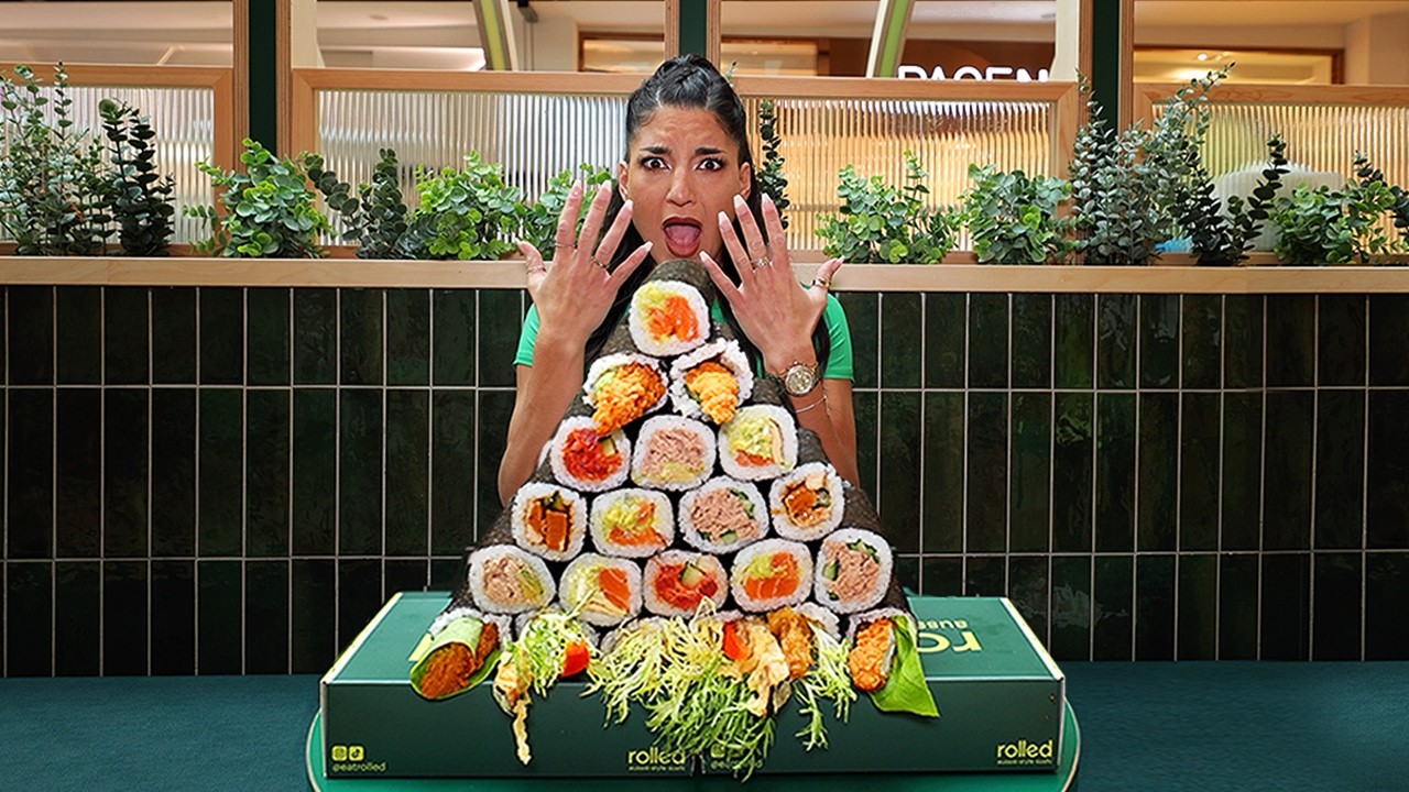 EATING THE WORLD'S FIRST & UNDEFEATED MONSTER AUSSIE SUSHI ROLL ...