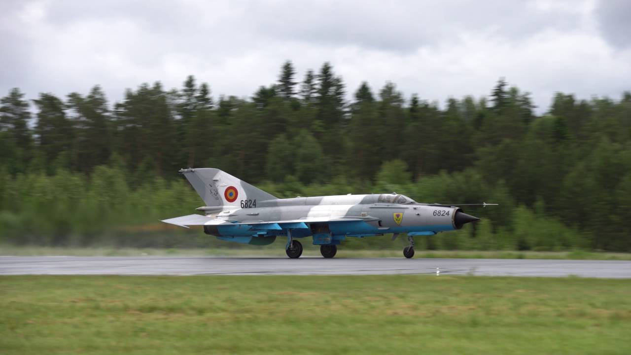 MiG-21 take-off in Tour de Sky 2016 airshow Rissala, Kuopio - YouTube