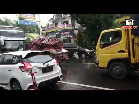 CCTV !! Tantang adu banteng, Mitsubishi L300 vs Bus Rosalia Indah. Siapa yang menang ??!!!