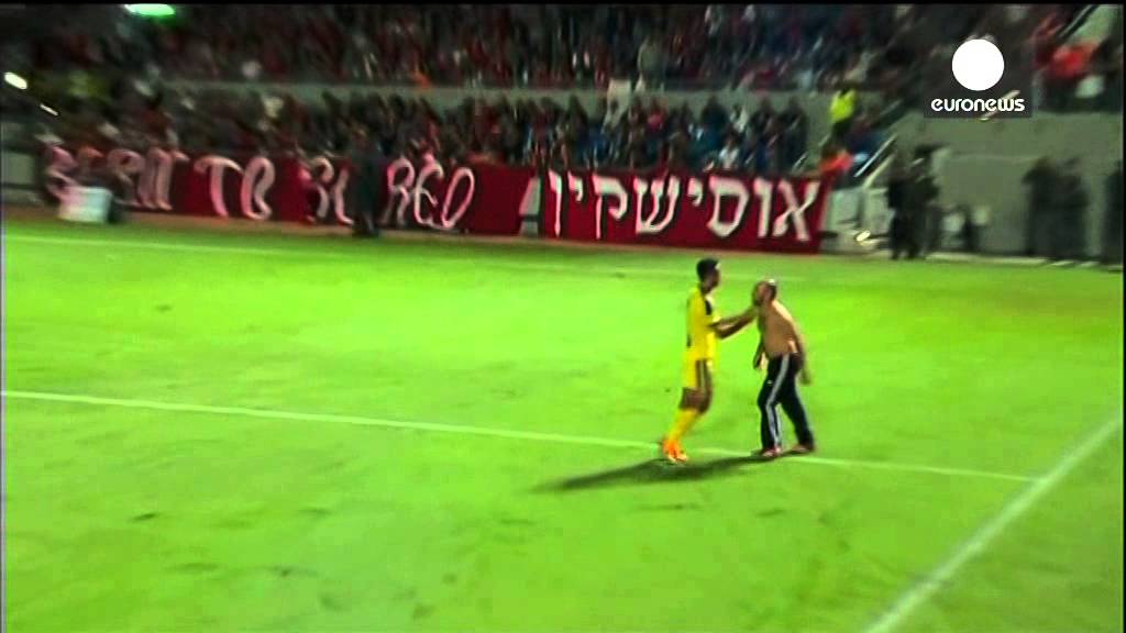 Red card! Football fan invades pitch attacking player and ending match ...