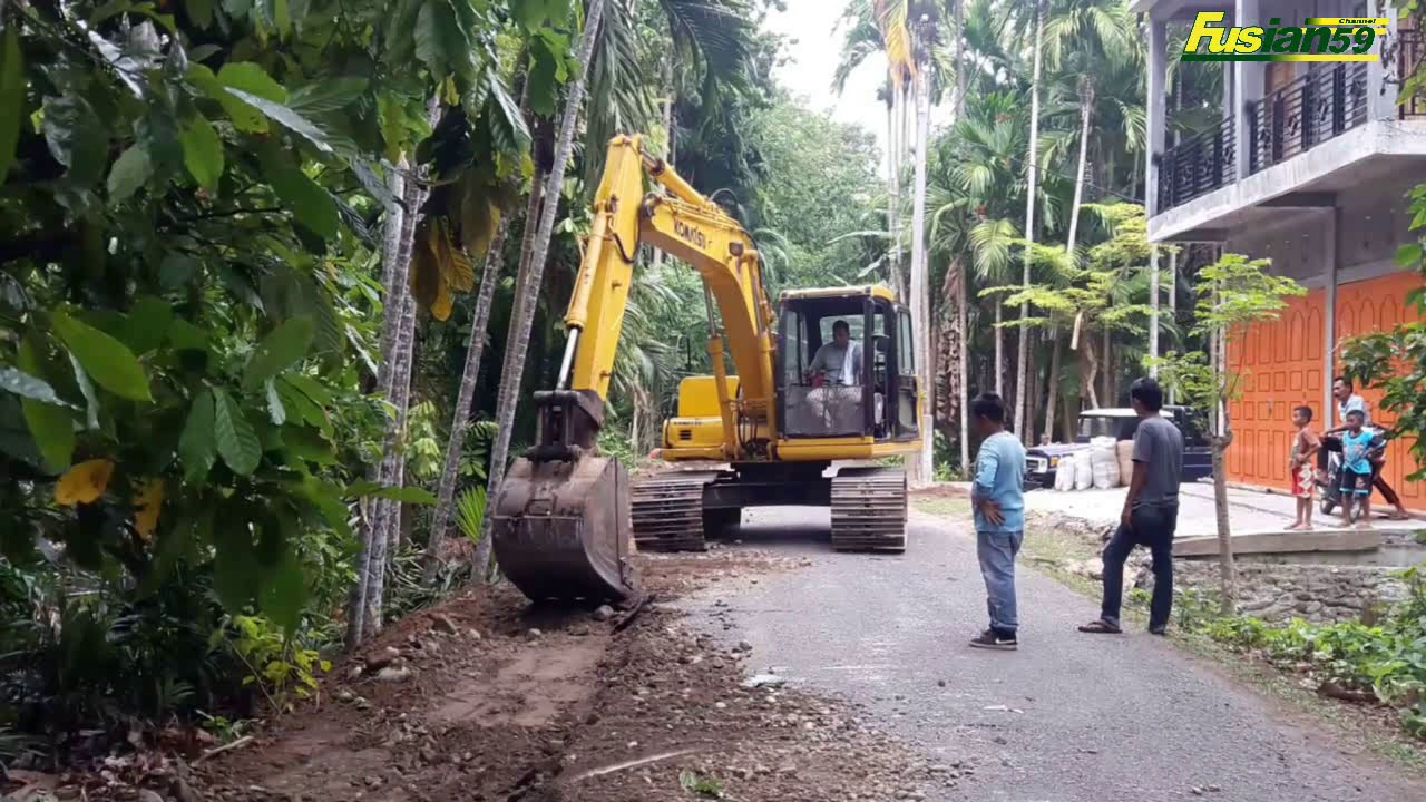 Komatsu PC 100 Excavator Conducting Road Maintenance - YouTube