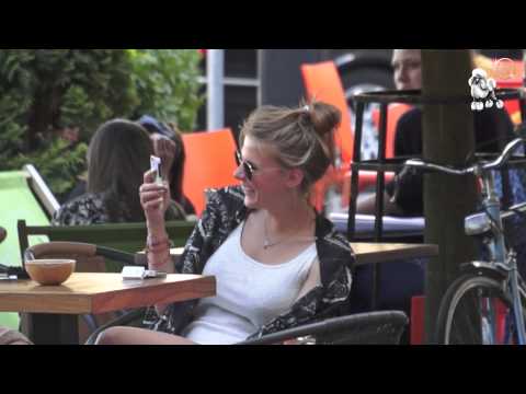 Marta Wierzbicka pali papierosa