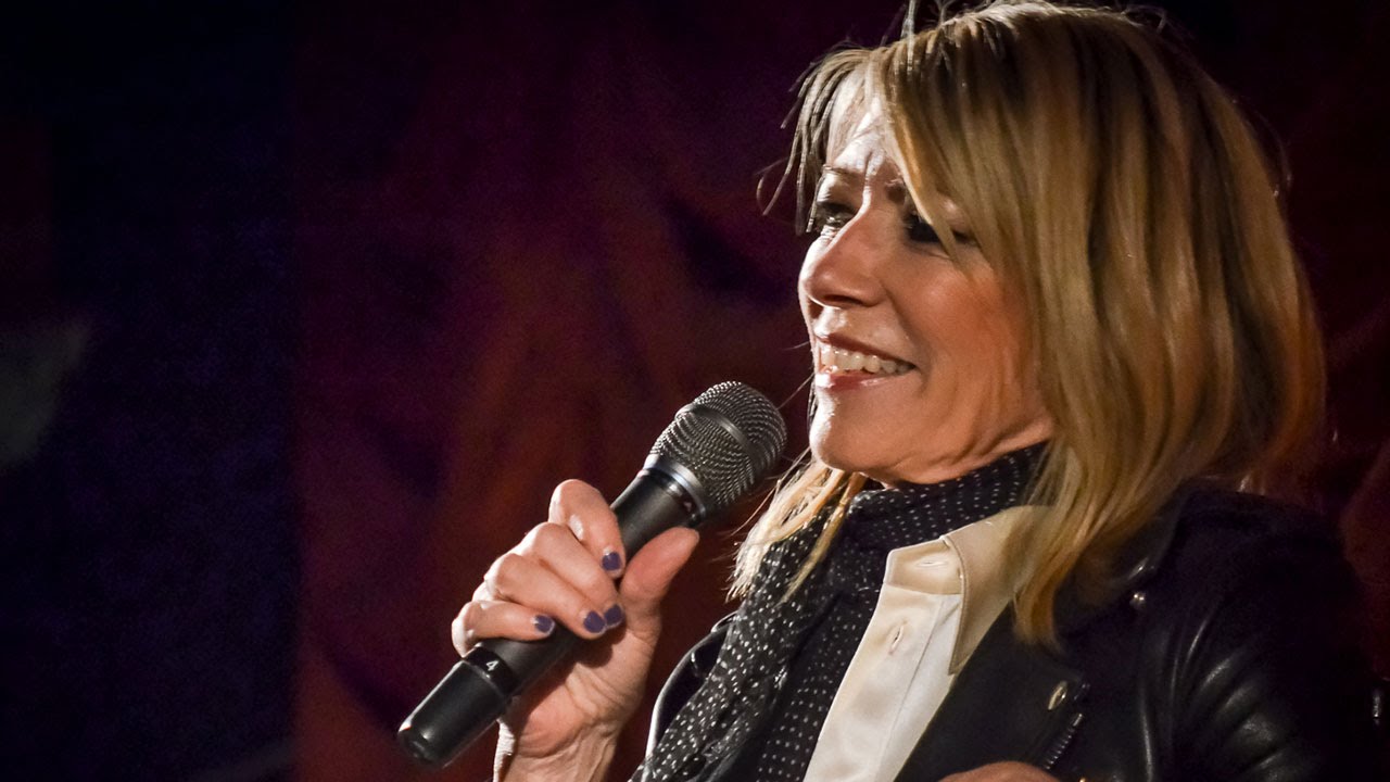 Kim Gordon: "Girl in a Band" - YouTube