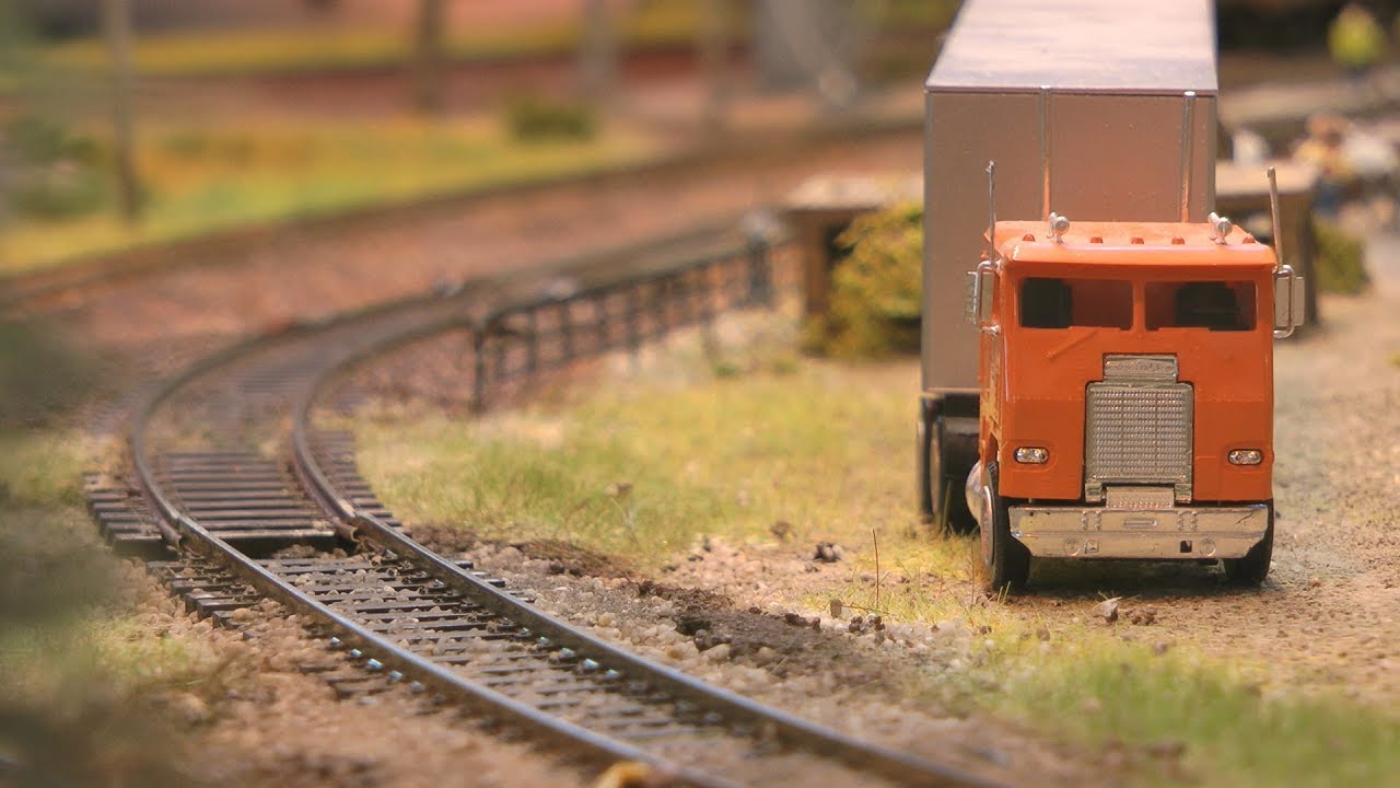 Southern Pacific Lines Model Railroad Display in HO Scale - YouTube