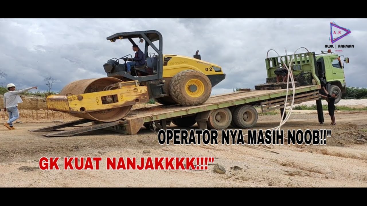 OPERATORNYA HAMPIR NYERAH..!!" PROSES MENAIKAN ALAT BERAT KE TRAILER ...