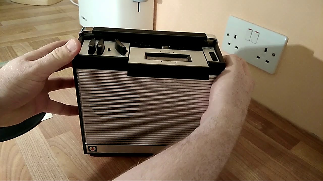 Bush Discassette DC70 - YouTube