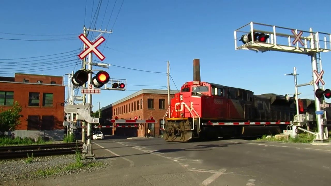 LONG CN TRAIN AT MONTREAL LEVEL CROSSING 6-18-20 - YouTube