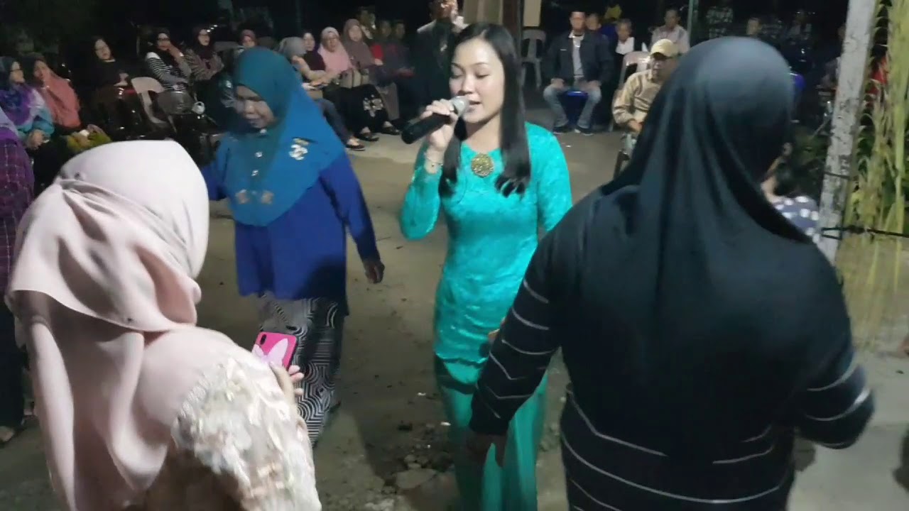 Bermukun Di Kpg Sewak - YouTube