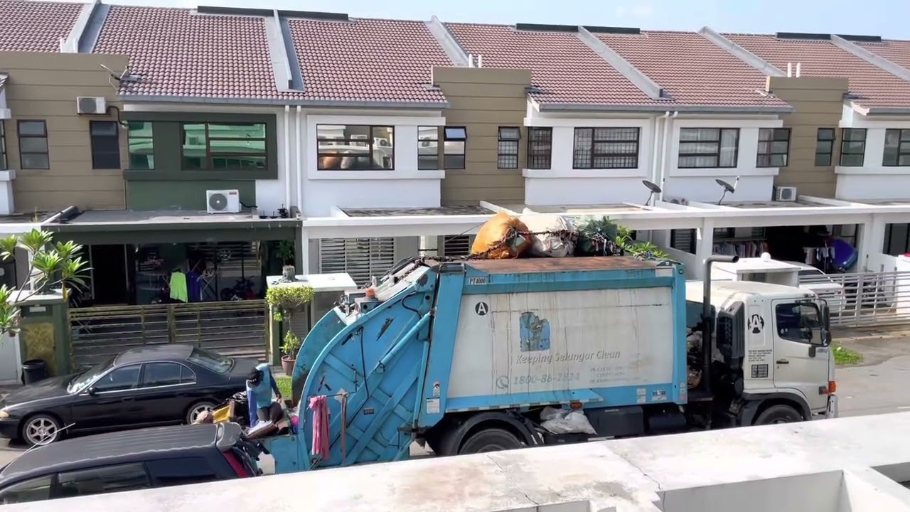 Lori Sampah - Mobil Truk Sampah KDEBWM - YouTube