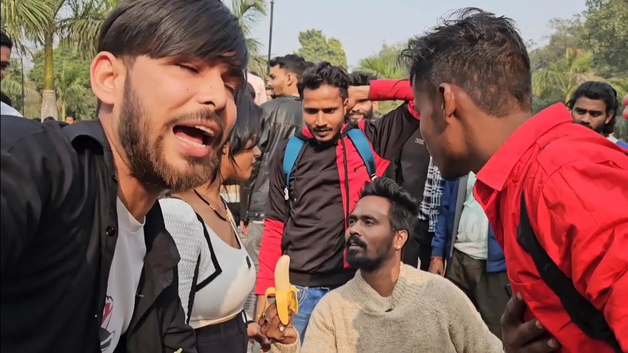 arti bhabhi ko kela dekar gussa dila diya 🤣🤣#vlog #vlogs #ramarti # ...