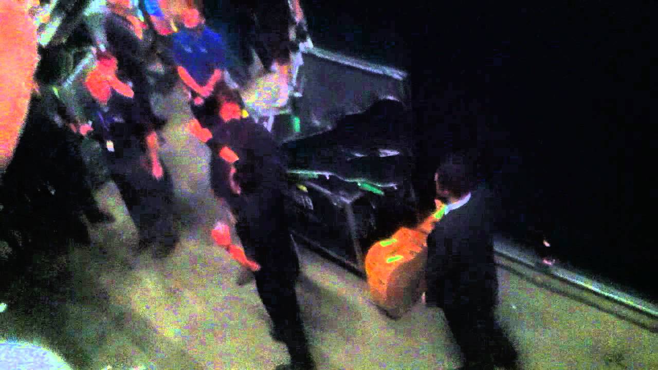 Bruce Springsteen waving goodbye to fans - Auburn Hills, Michigan ...