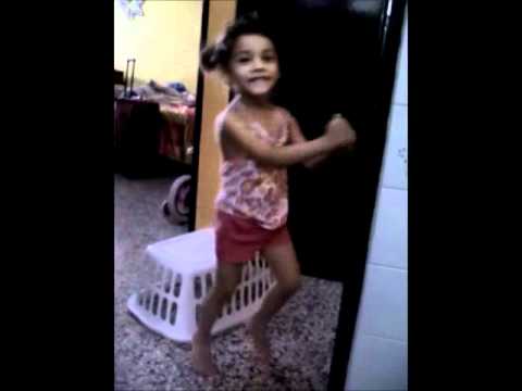 Nenita bailando