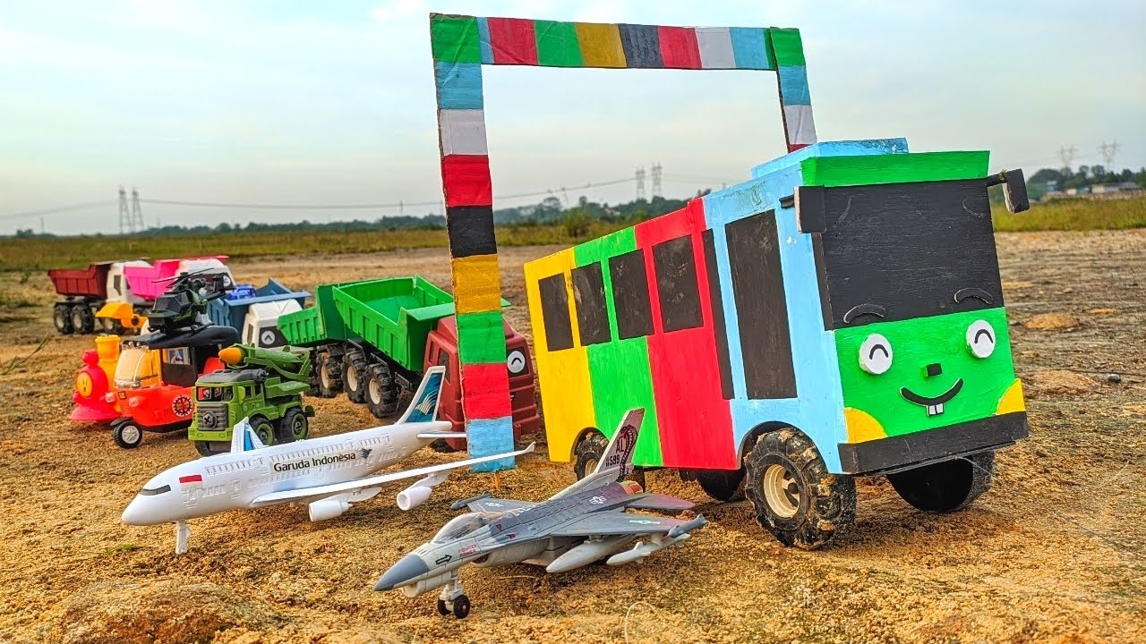 Mobil truk tayo warna warni penuh mobil mobilan, pesawat, roket, bajaj ...