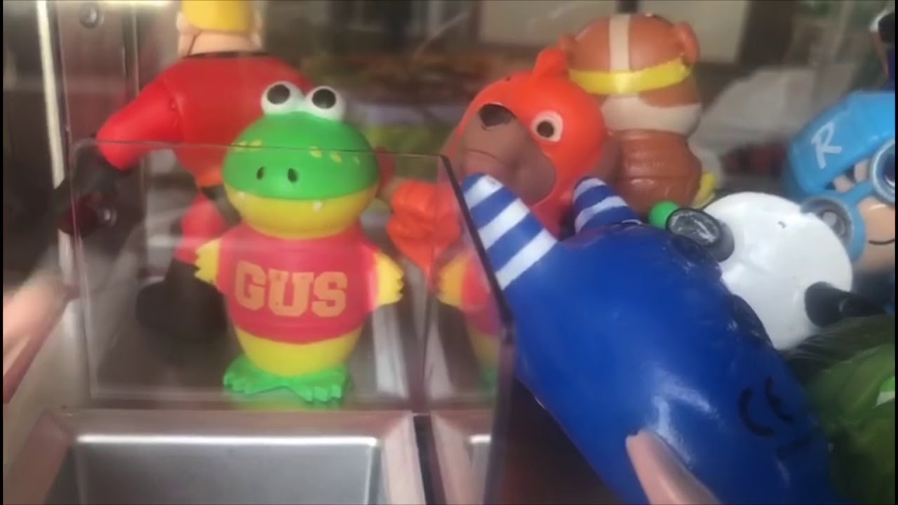 THE CLAW MACHINE FULL OF RYAN TOYSREVIEW SQUISHIES - YouTube