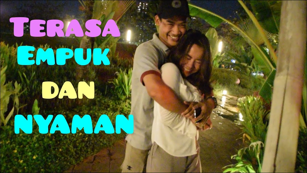 Pelukan Mesra Dari Belakang