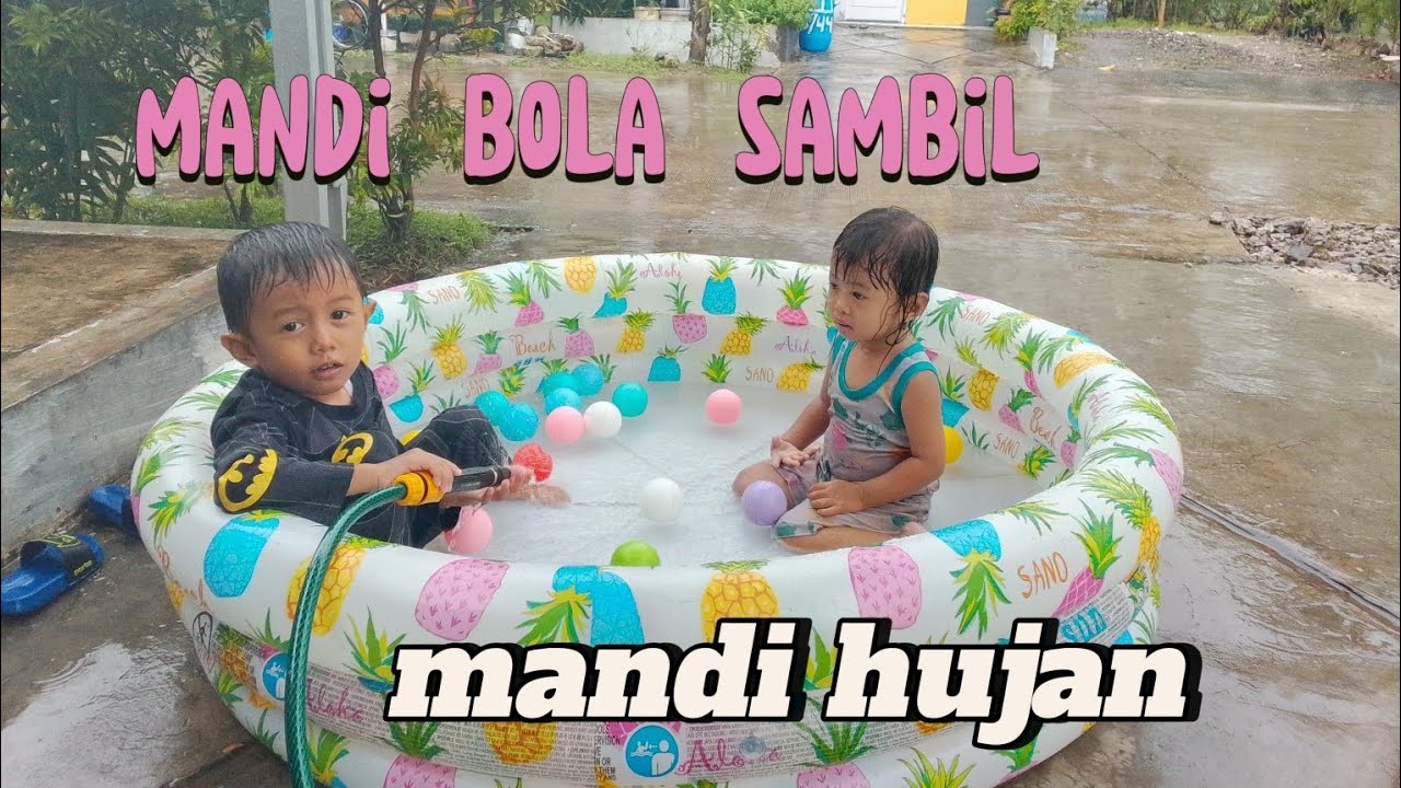 BERMAIN BOLA DI KOLAM AIR //SAMBIL MANDI HUJAN BERSAMA MOZA - YouTube